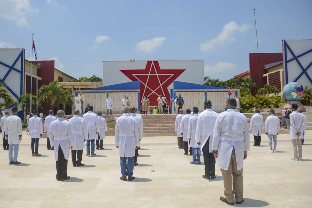 Más de 23 000 médicos cubanos prestan servicios en 56 países | Cuba ...