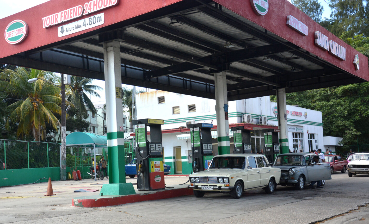 Una red de 29 servicentros cubanos operarán en USD: esta es la lista completa | Cuba Noticias 360